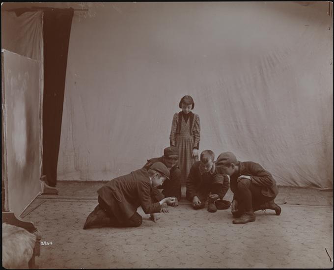 Museum of the City of New York - Slums, Characters.